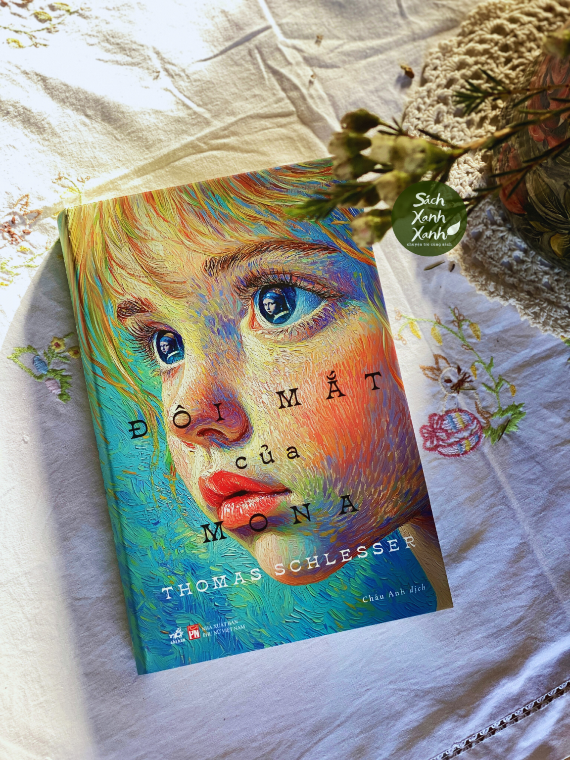 Review | Đôi mắt của Mona - Thomas Schlesser - Sách Xanh Xanh