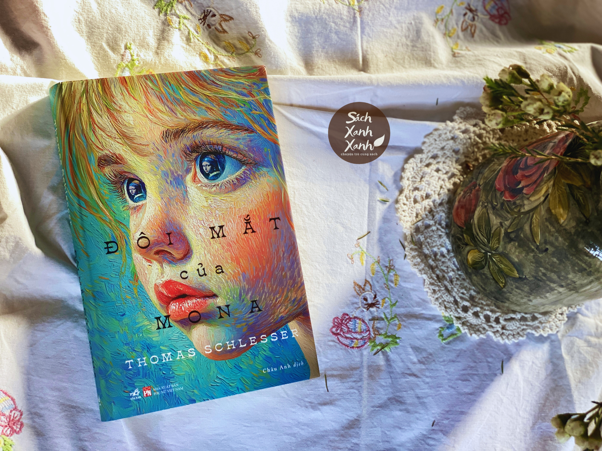 Review | Đôi mắt của Mona - Thomas Schlesser - Sách Xanh Xanh